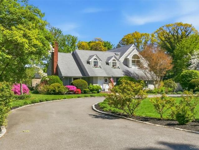 9 Townsend Rd, Glen Cove, NY 11542