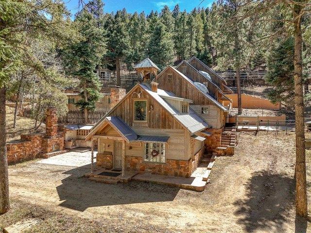 9 Treetop Ln, Taos, NM 87571
