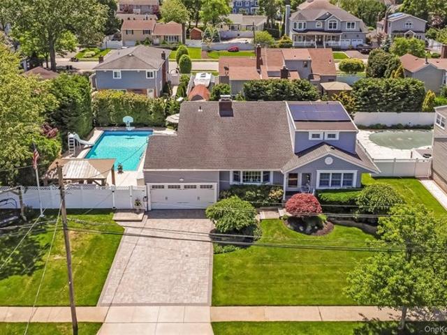 9 W Orlando St, Massapequa, NY 11758