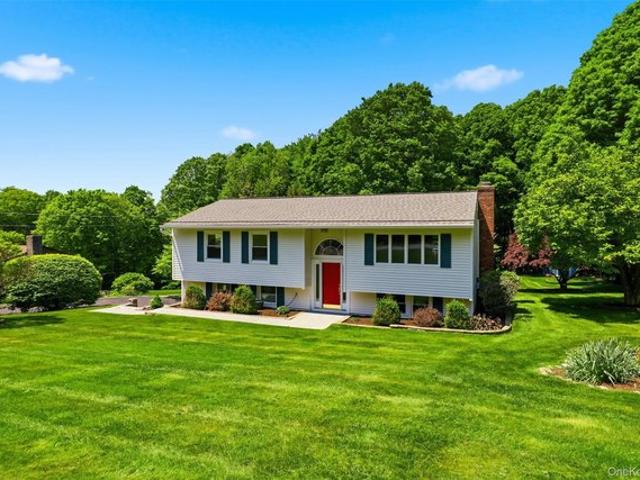 9 Wagon Trail Rd, Stormville, NY 12582