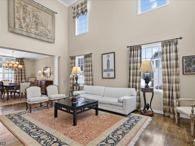9 Winged Foot Ct