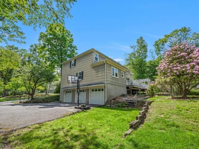 9 Wooded Hill Ln