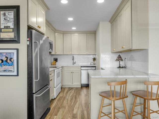 9 15 166 Street 3A