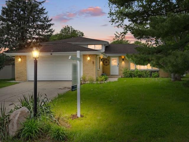 9S172 Cumnor Rd, Downers Grove, IL 60516