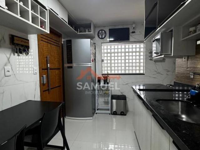 03 QUARTOS SENDO 01 SUÍTE COM ARMÁRIOS PLANEJADOS VISTA LIVRE NA SQS 205