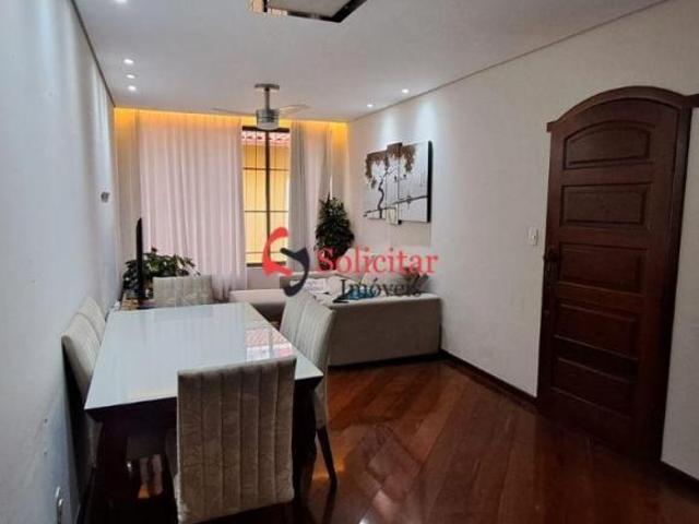 03 quartos, 02 suítes, ar condicionado, 02 vagas e um lance de escadas