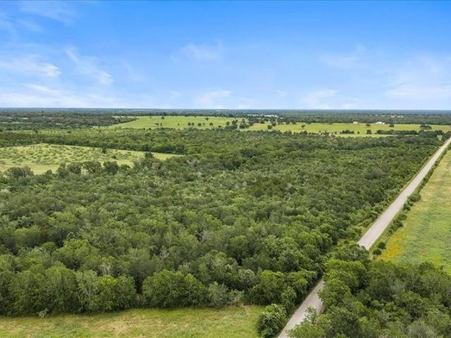 000 Charcoal Rd, Waelder, TX 78959