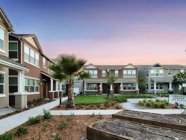 0037cp 3 Bedroom Apartment for Rent at Crichton Place on L Street, Fresno, CA 93721