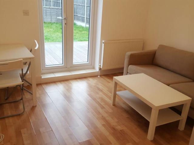 011M Bounds Green Modern One Bedroom Flat, Garden