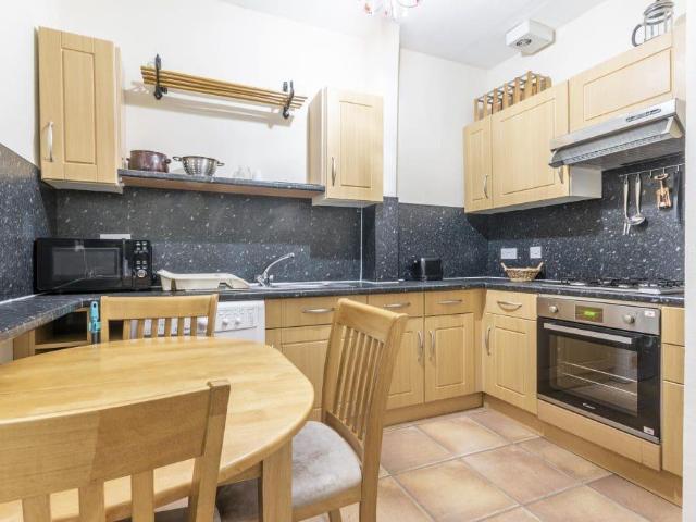 0136L Marionville Road, Edinburgh. 4 bed flat to rent £2,500 pcm £577 pw