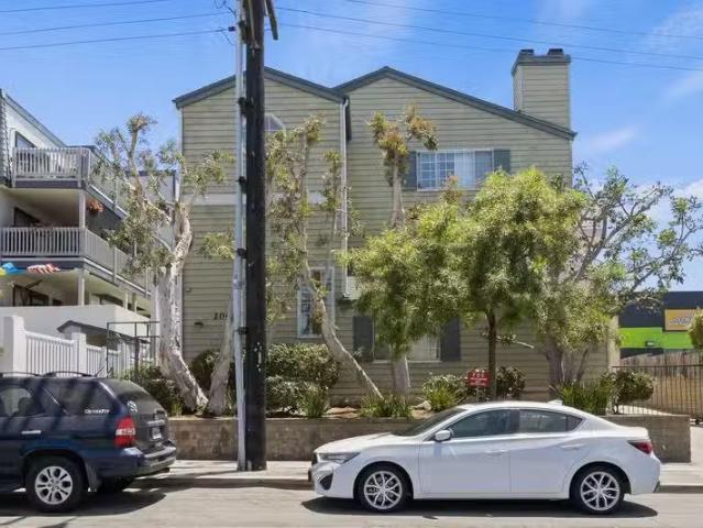 01 Welcome to 208 E. Imperial Ave, in the City of El Segundo.