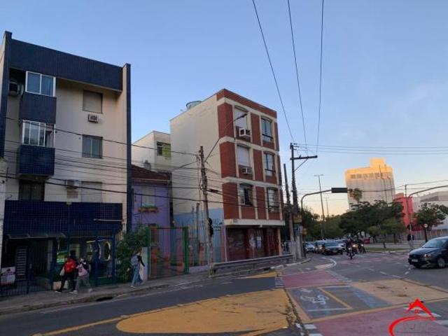 01 dormitório, na João Alfredo, Cidade Baixa, com 36 m2, 01 lance de escada