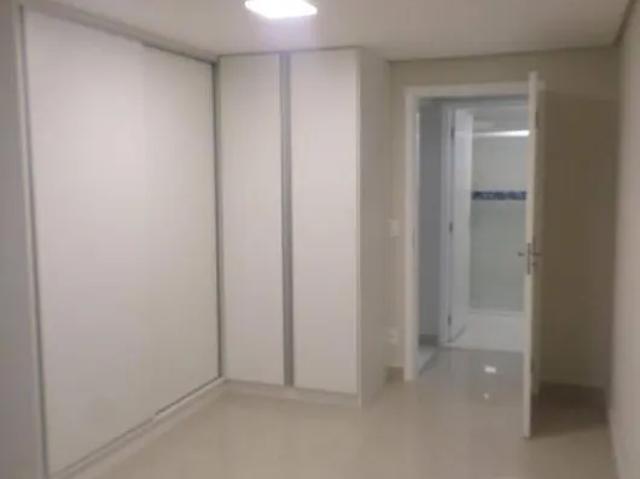 01 quarto, amplo, reformado, com armários e no Largo do Arouche