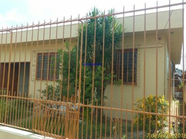 02 Casas de alvenaria em terreno de 10x30, murado e com grades altas, Casa da frente com 75m2, com 2