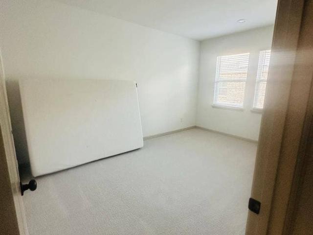 02 single bedrooms in 3bed2bath