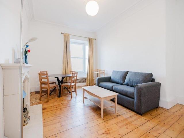 0367L Montgomery Street, Edinburgh. 2 bed flat to rent £1,295 pcm £299 pw