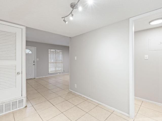 04 Flats 2 Bedroom Apartment for Rent at 1301 W Ben White Blvd, Austin, TX 78704 South Manchaca