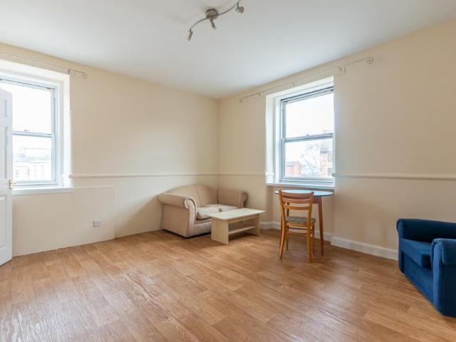 0550L Simon Square, Edinburgh, EH8 9HP 2 bed flat to rent £1,390 pcm £321 pw