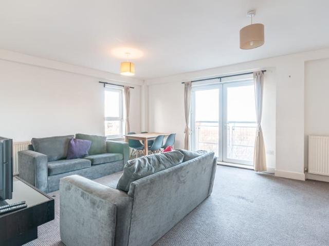 0731L Lindsay Road, Edinburgh, EH6 4EP
