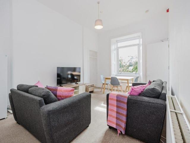 0834L Crighton Place, Edinburgh, EH7 4NY 5 bed flat to rent £3,495 pcm £807 pw