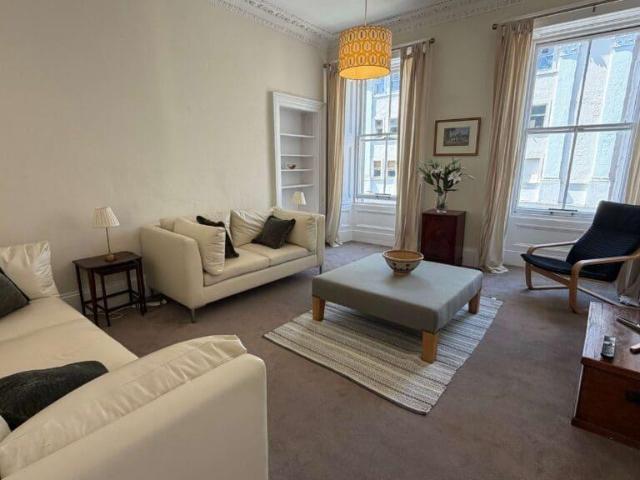 0886L Cornwall Street, Edinburgh, EH1. 3 bed flat to rent £2,600 pcm £600 pw