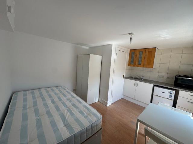 091T Westkensington Modern Studio, Single Person