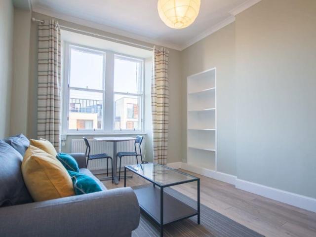 0936LT St Leonards Street, Edinburgh. 1 bed flat to rent £1,095 pcm £253 pw