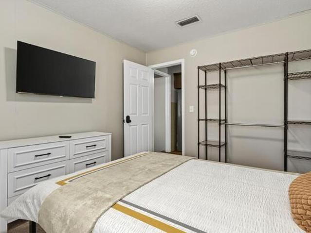 $0 Move In Fee! Affordable Room on a Spacious 1 Acre Property in Peaceful Orange Park