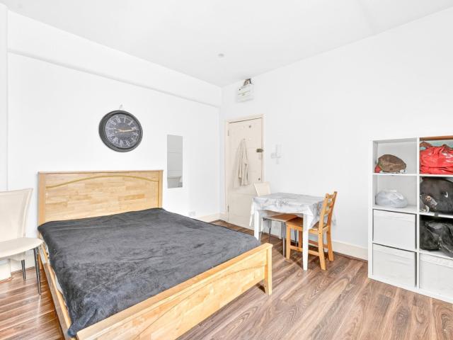 0 bedroom property in Commercial Road, London, E1 £1,400 pcm | Chestertons