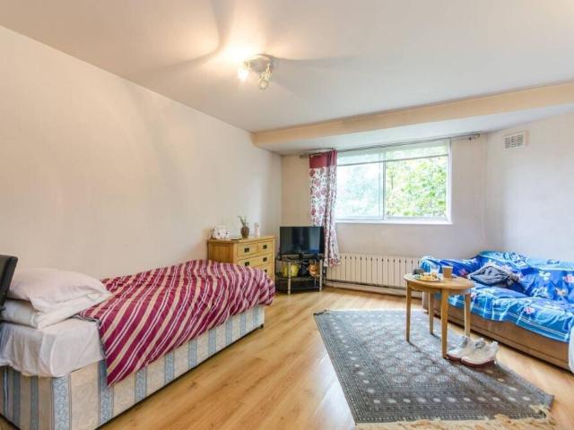 0 bedroom property in Cromwell Road, Earls Court, London, SW5 £1,950 pcm | Chestertons