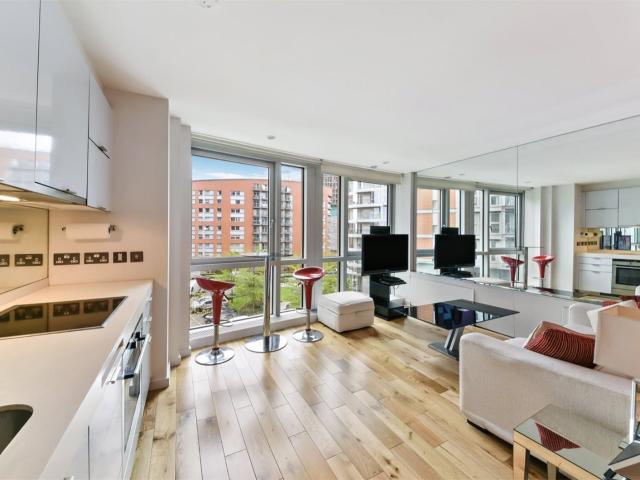 0 bedroom property in Ontario Tower, 4 Fairmont Avenue, London, E14 £1,850 pcm | Chestertons