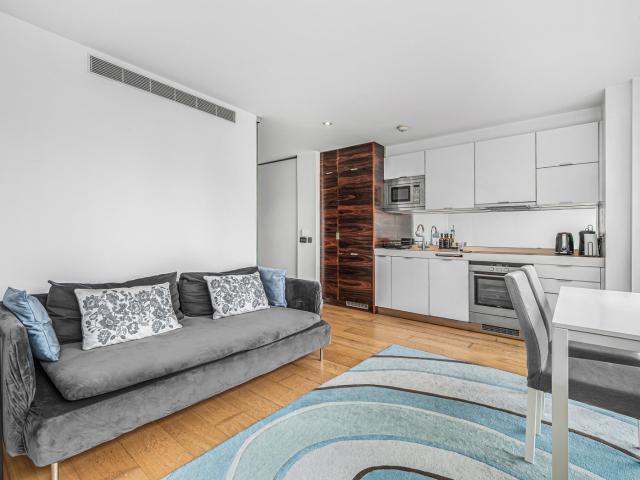 0 bedroom property in Ontario Tower, 4 Fairmont Avenue, London, E14 £1,850 pcm | Chestertons