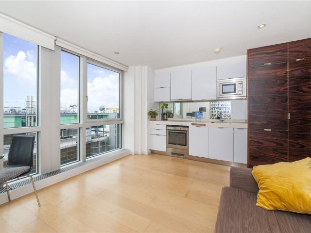 0 bedroom property in Ontario Tower, 4 Fairmont Avenue, London, E14 £1,900 pcm | Chestertons