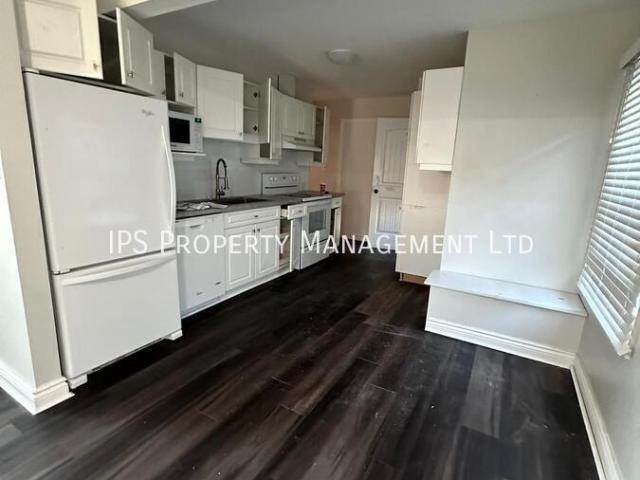 6 BR, 3 BA Apartment 18 Montgomery Blvd, Belleville, ON K8N 1H9