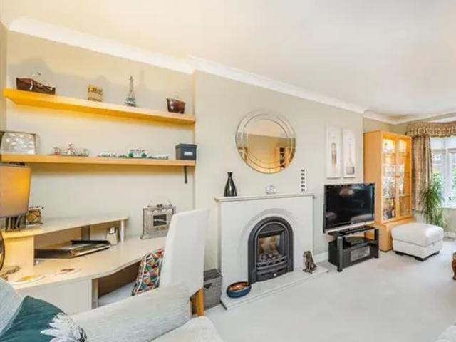 13 14 Bishops Close, London, TW10 7DF, United Kingdom | 2 bed apartment for rent #140655102 | Rentberry