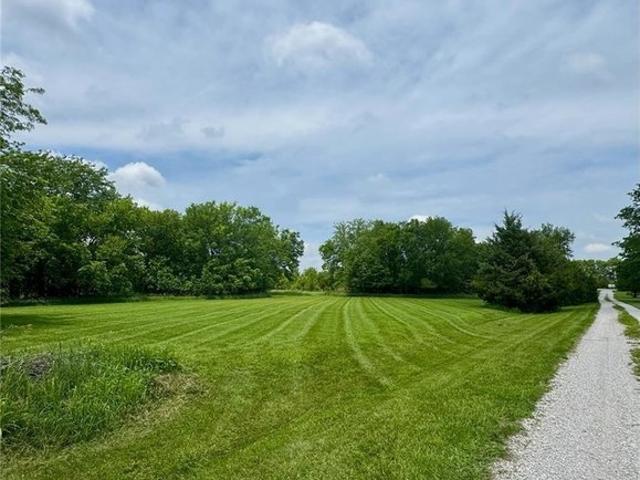 13 Texas Dr, Linn Valley, KS 66040
