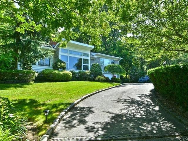 13 Vista Dr, Great Neck, NY 11021