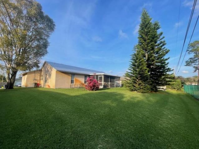 13 W Plumosa Ln, Lake Worth, FL 33467