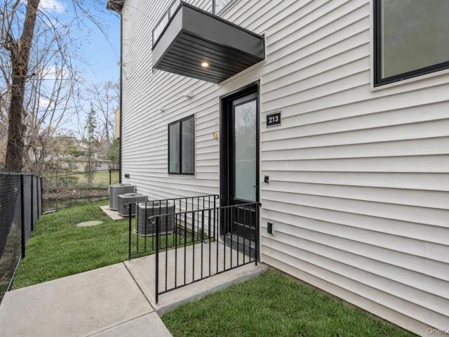 13 Warren Court 212