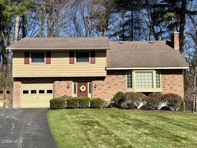 13 Arnold Dr, Clifton Park, NY 12065
