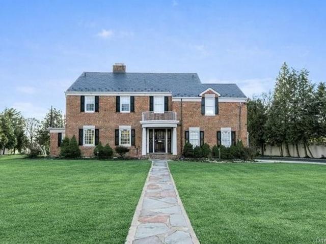 13 Arbor Pl, Glen Cove, NY 11542