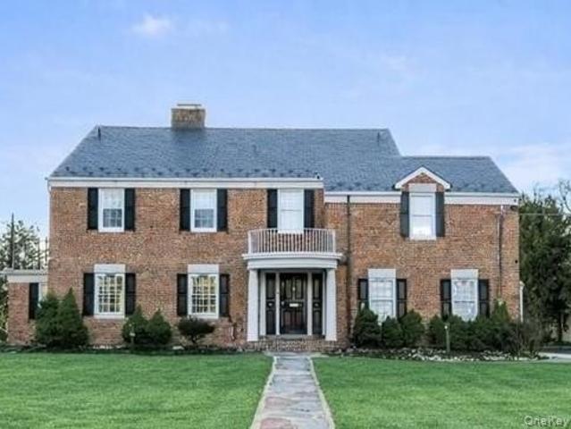 13 Arbor Pl, Glen Cove, NY 11542