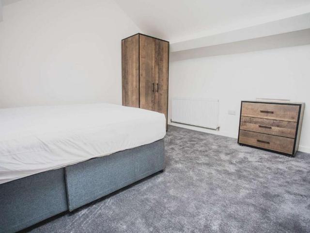 13 bedroom house of multiple occupation to rent