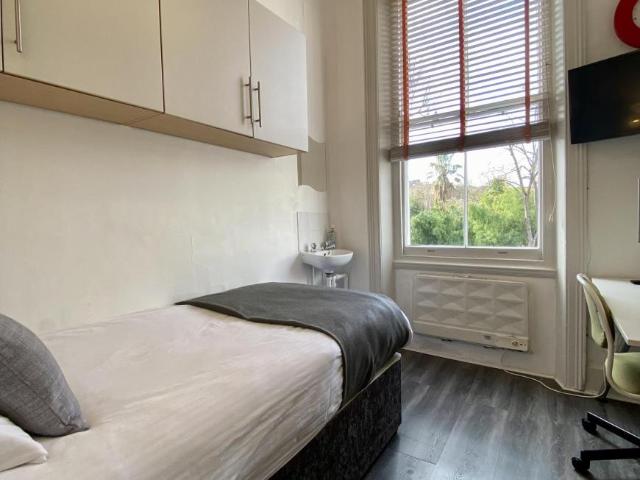 13 Bedroom Shared Living/roommate London London LS90564013