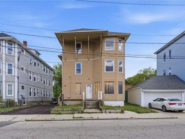 13 bedroom, Woonsocket RI 02895 102412713