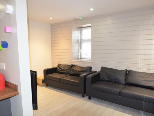13 Brook Street, Huddersfield, HD5