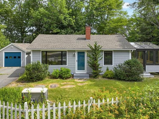 13 Chapel St, Freeport, ME 04032