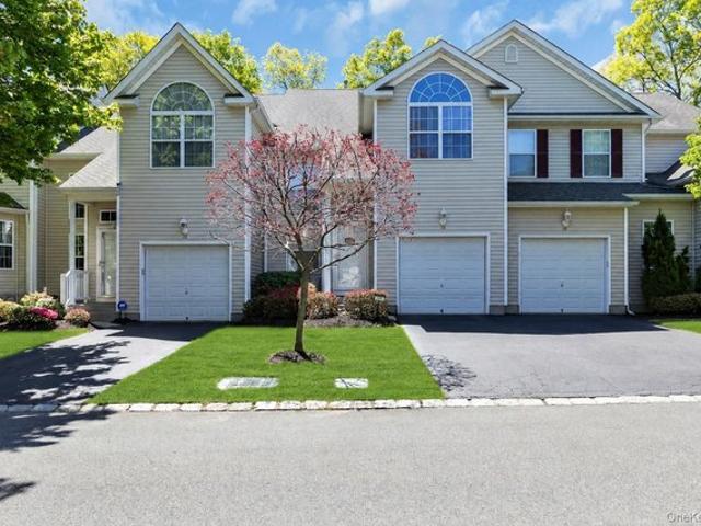13 Cranberry Cir, Medford, NY 11763