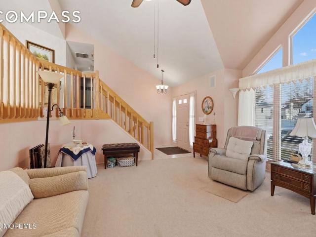 13 Heritage Dr, Howell, NJ