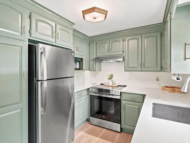 13 Hilltop Dr, Burlington, MA 01803